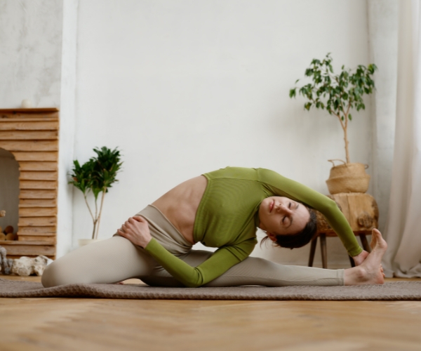 4 Gerakan Yoga Side Bending Cocok Untuk Pemula